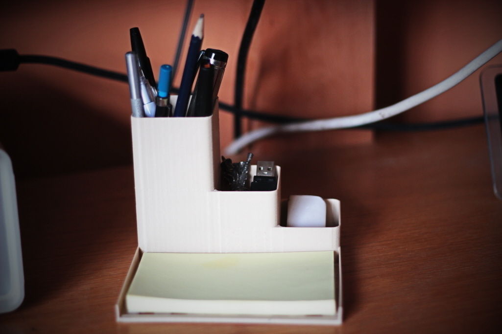 Simple Desk Tidy With Large Post-It free 3D model 3D printable | CGTrader