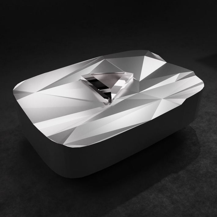 modeling youtube diamond play button in blender